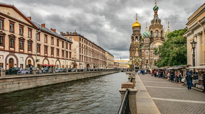 В Петербурге дождливо и ветрено, но тепло: температура поднимется до ...